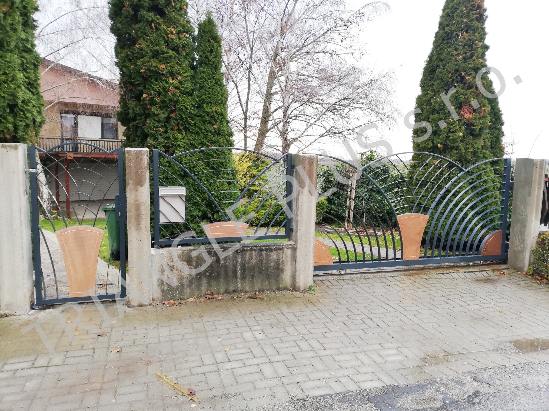 ZÁMOČNÍCKE VÝROBKY, OPLOTENIE, BRÁNY, BRÁNKY :: Triangleplus